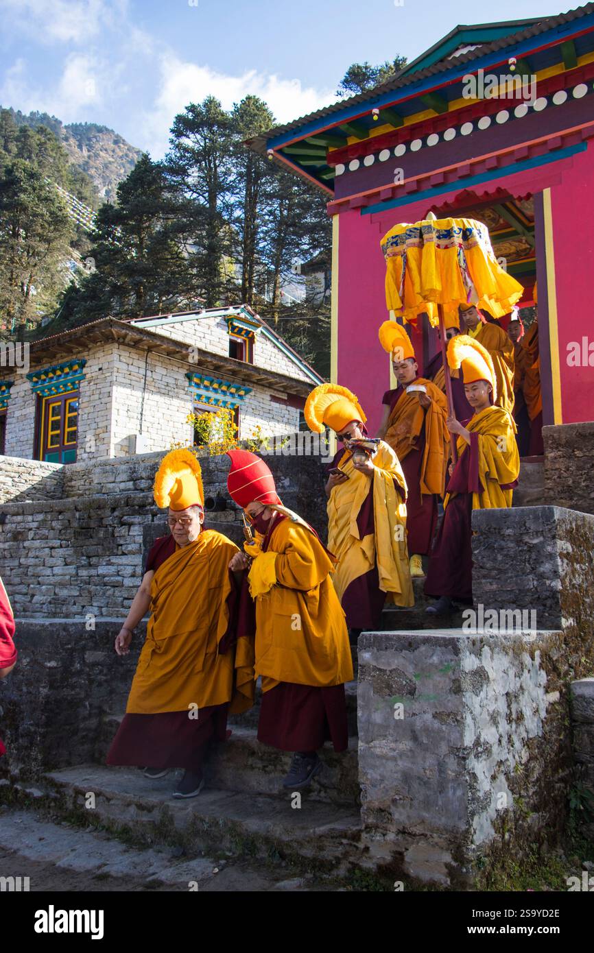 Sang Sang Rimpoche leads the procession to spring below Chiwong ...