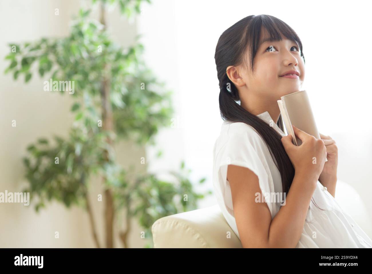 Secondary school children reading/reading Stock Photo - Alamy