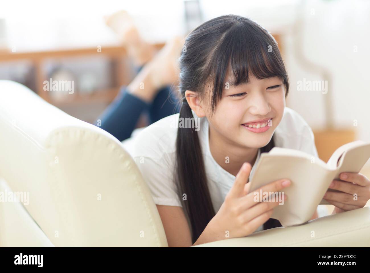 Secondary school children reading/reading Stock Photo - Alamy