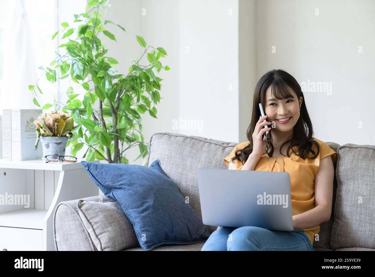 Woman making a phone call Stock Photo - Alamy