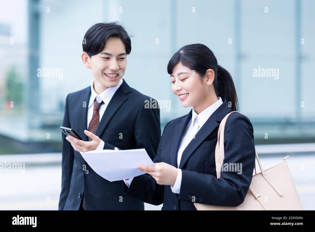 Man and woman walking while talking Stock Photo - Alamy