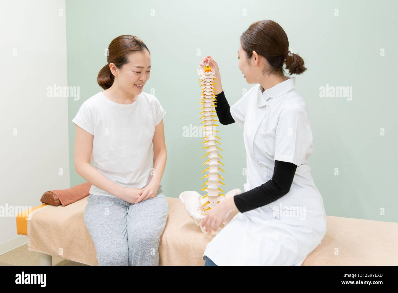 Bodywork, massage, consultation and explanation Stock Photo - Alamy