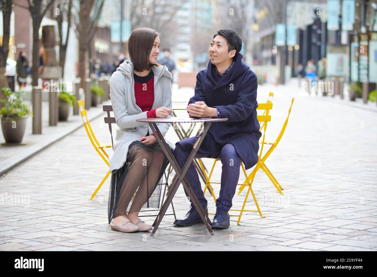 Couple sitting and chatting Stock Photo - Alamy