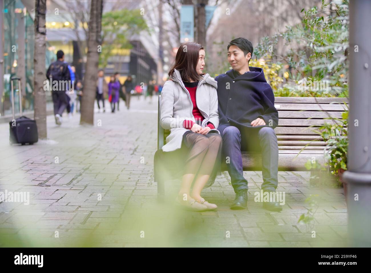 Couple sitting and chatting Stock Photo - Alamy
