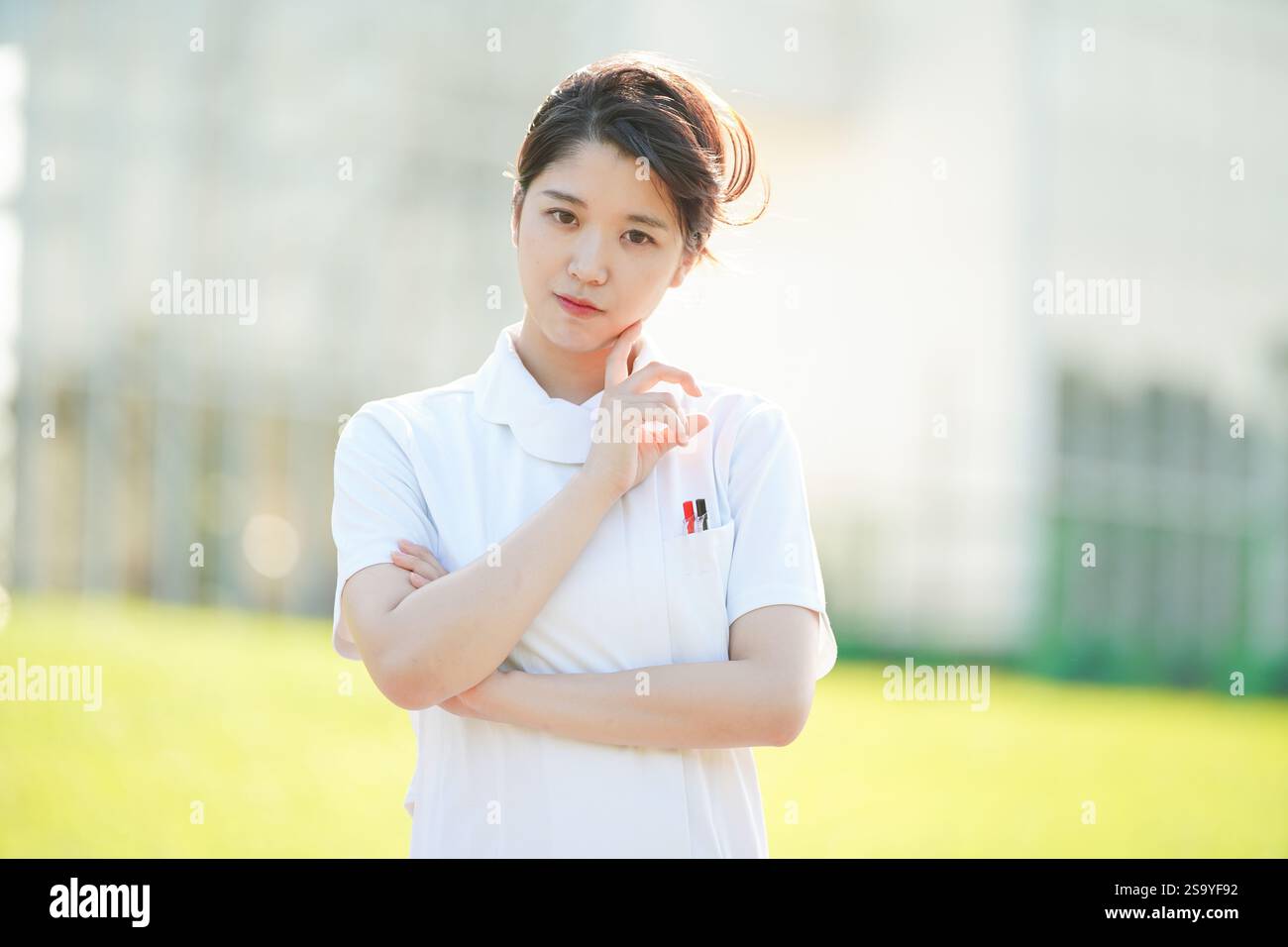 Woman in white coat in questioning pose Stock Photo - Alamy
