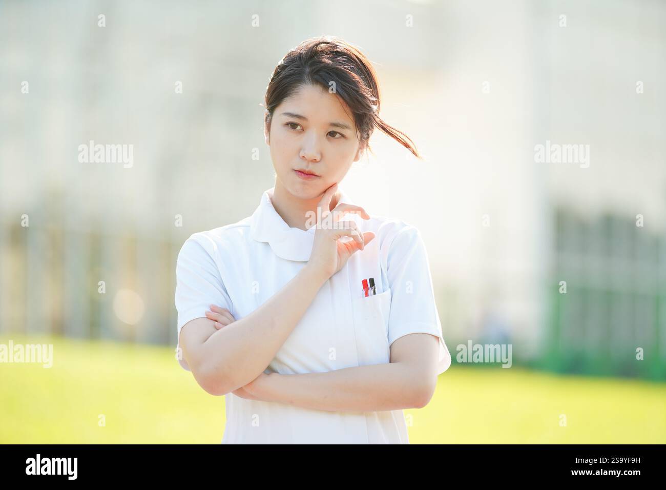Woman in white coat in questioning pose Stock Photo - Alamy