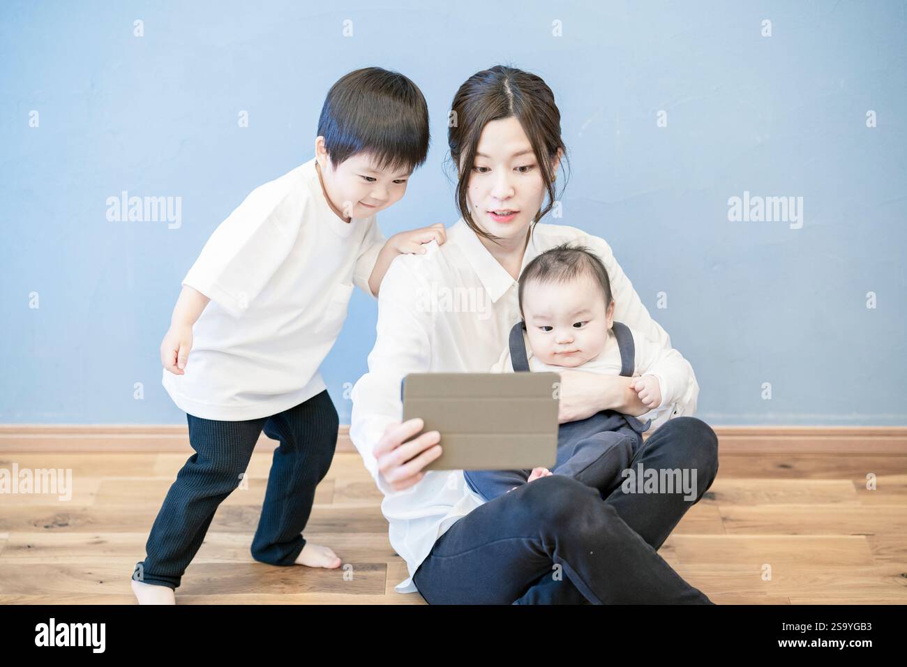 Parents and children communicating online using a tablet PC Stock Photo - Alamy
