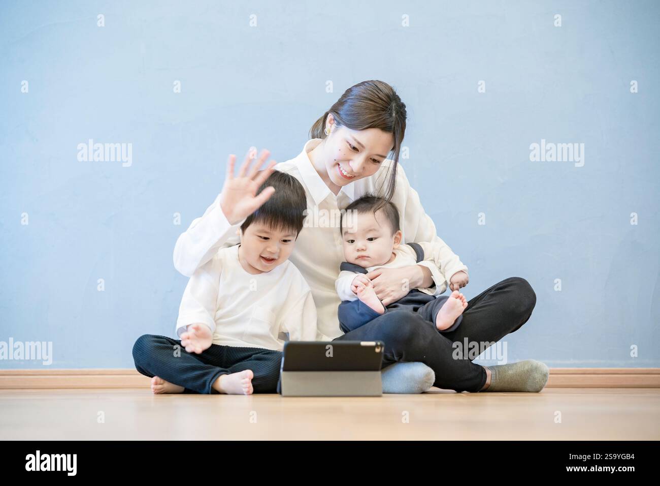Parents and children communicating online using a tablet PC Stock Photo - Alamy