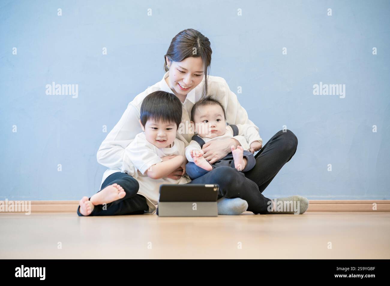 Parents and children communicating online using a tablet PC Stock Photo - Alamy