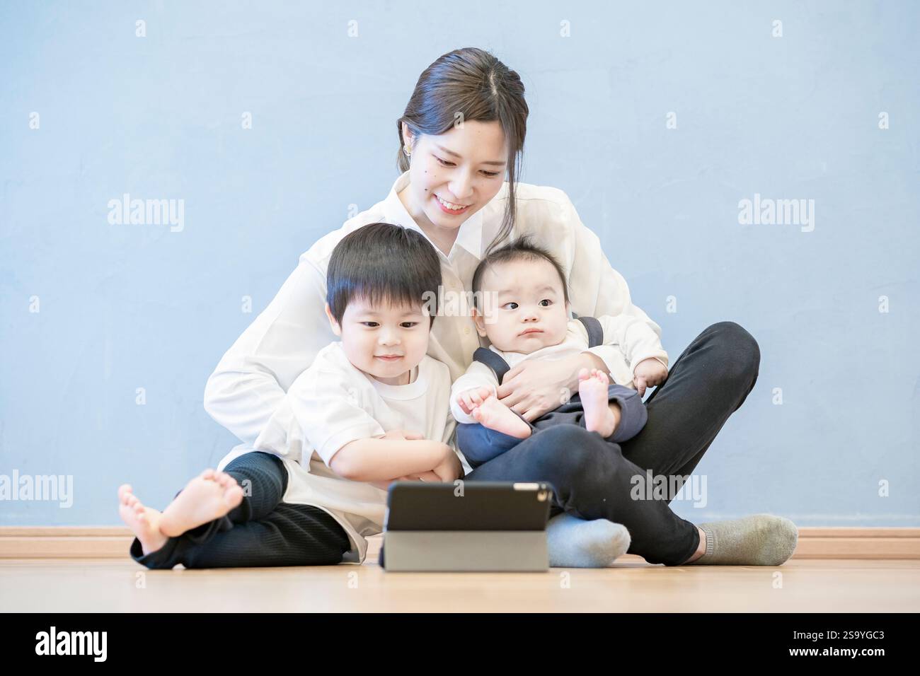 Parents and children communicating online using a tablet PC Stock Photo ...