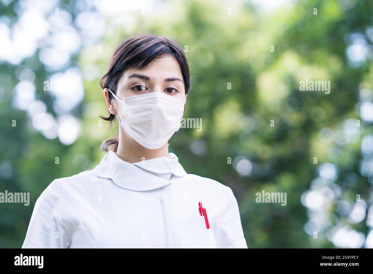 Woman in white coat (image of nurses, dental hygienists, salons and other general medical care ...
