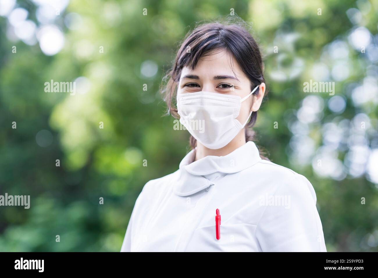 Woman in white coat (image of nurses, dental hygienists, salons and other general medical care ...