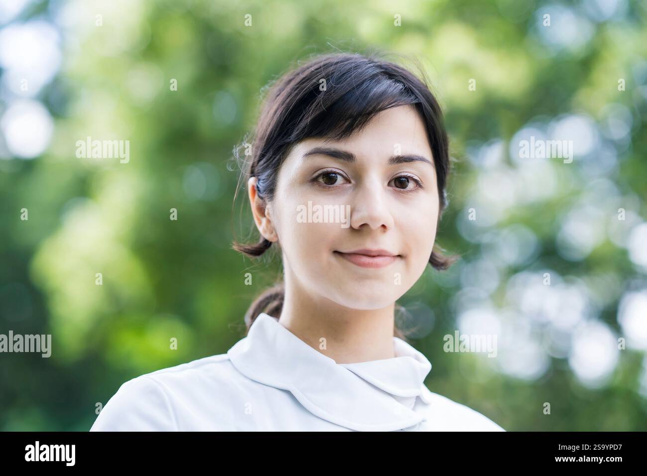 Woman in white coat (image of nurses, dental hygienists, salons and other general medical care ...