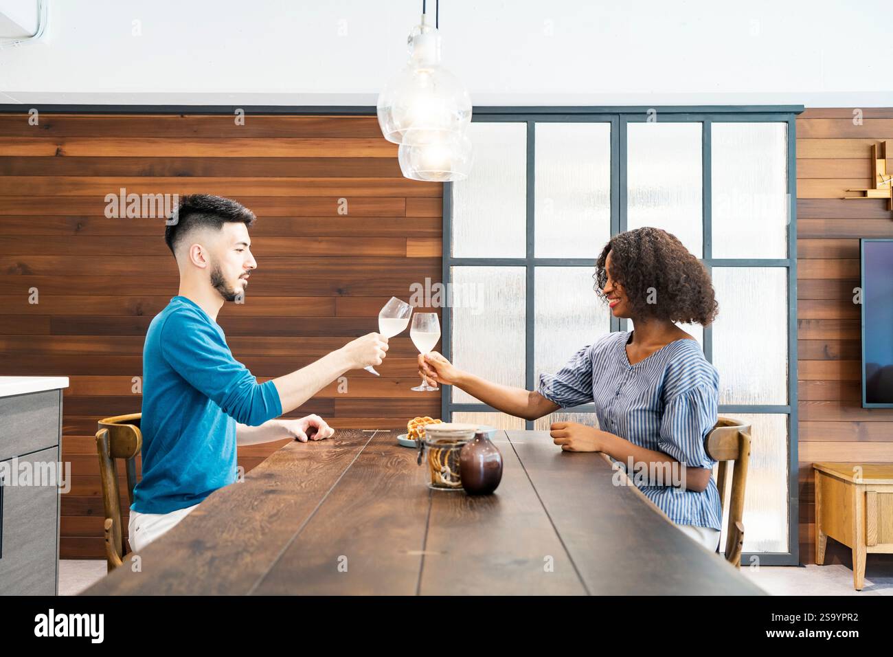 Image of a couple/companies chatting Stock Photo - Alamy