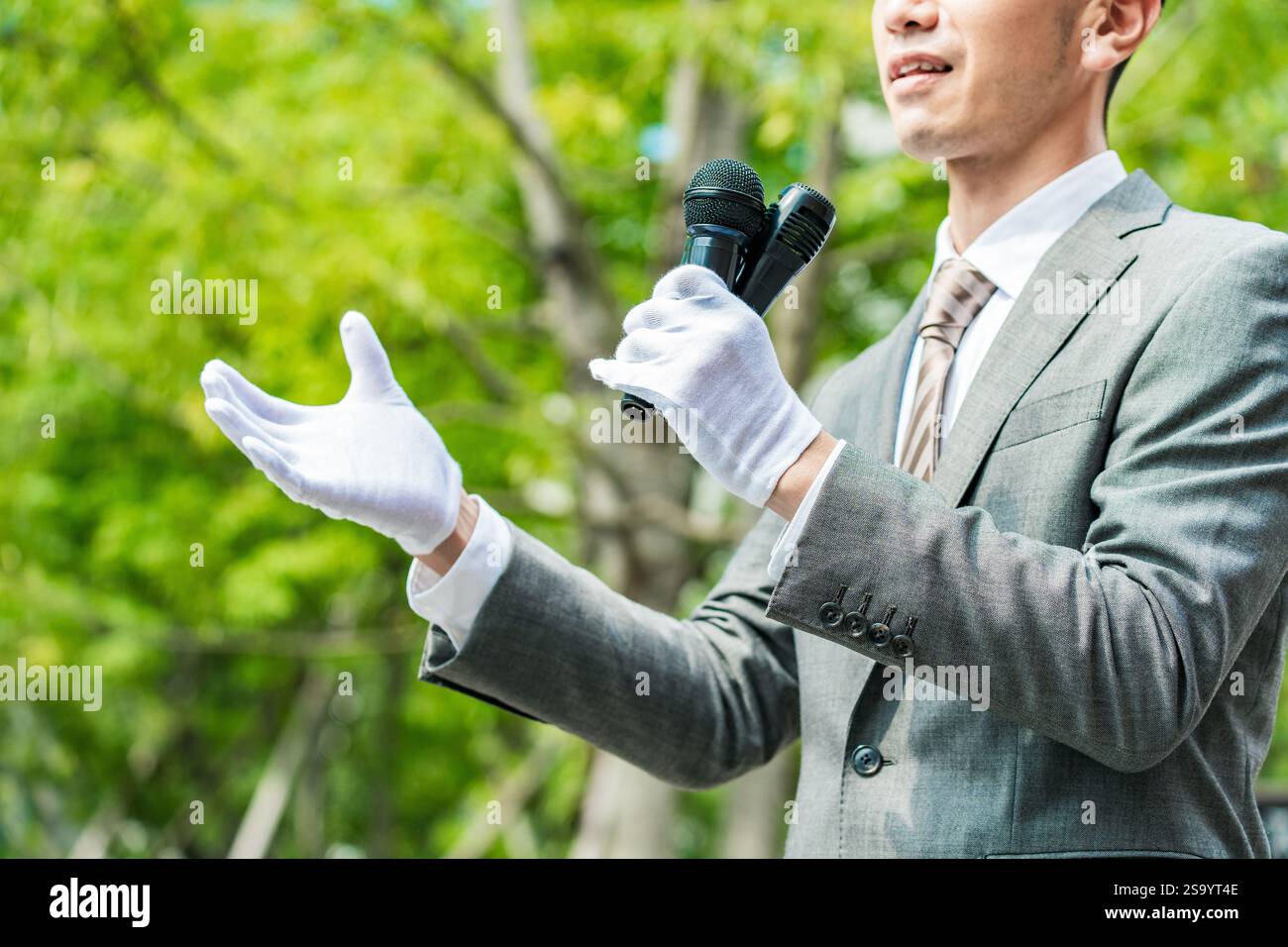 Candidate to give a street speech, Election image Stock Photo - Alamy