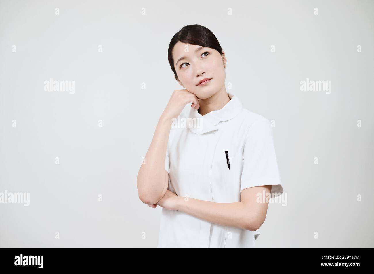 Woman in white coat in questioning pose Stock Photo - Alamy