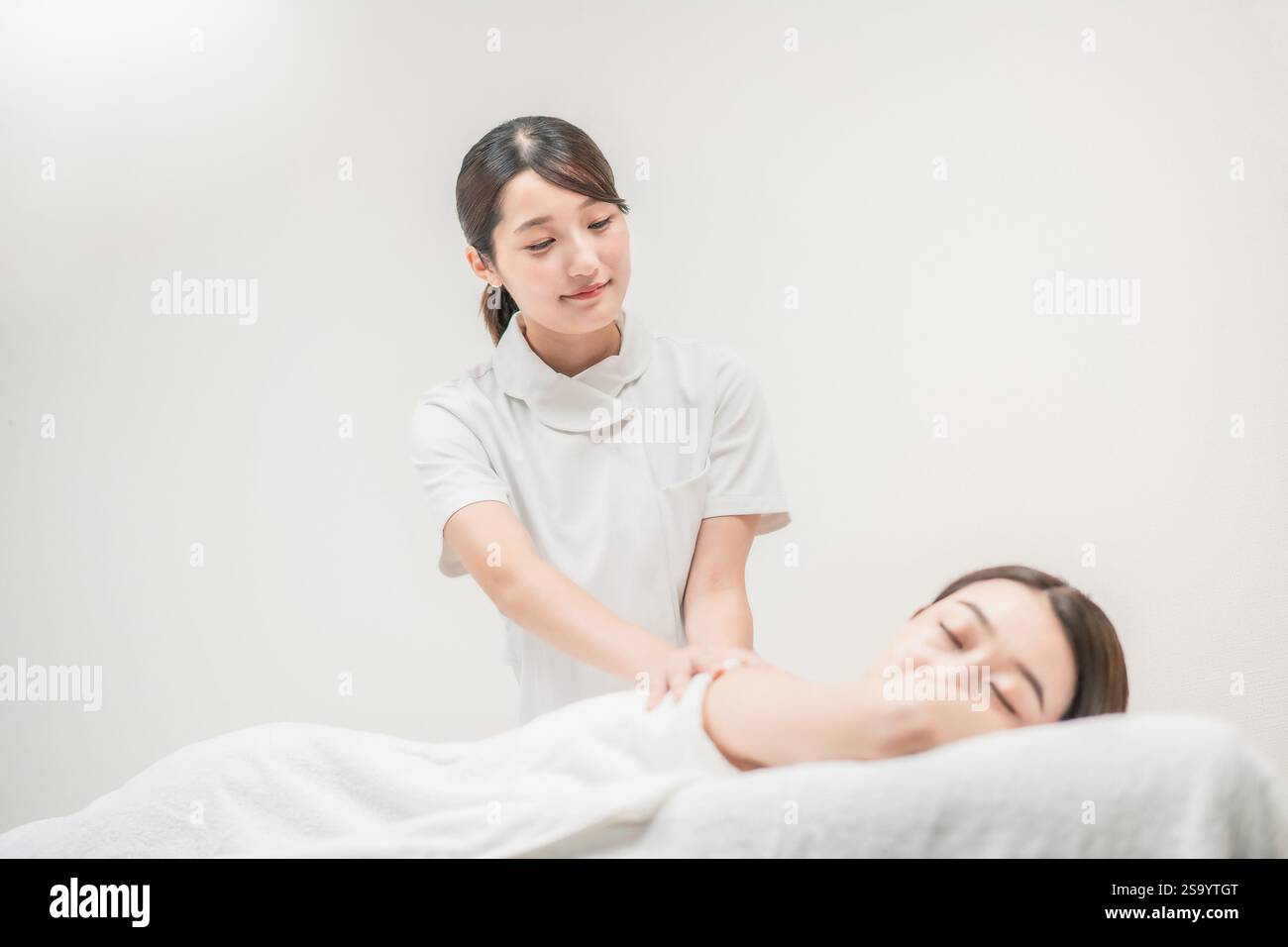 Esthetician giving a massage Stock Photo - Alamy