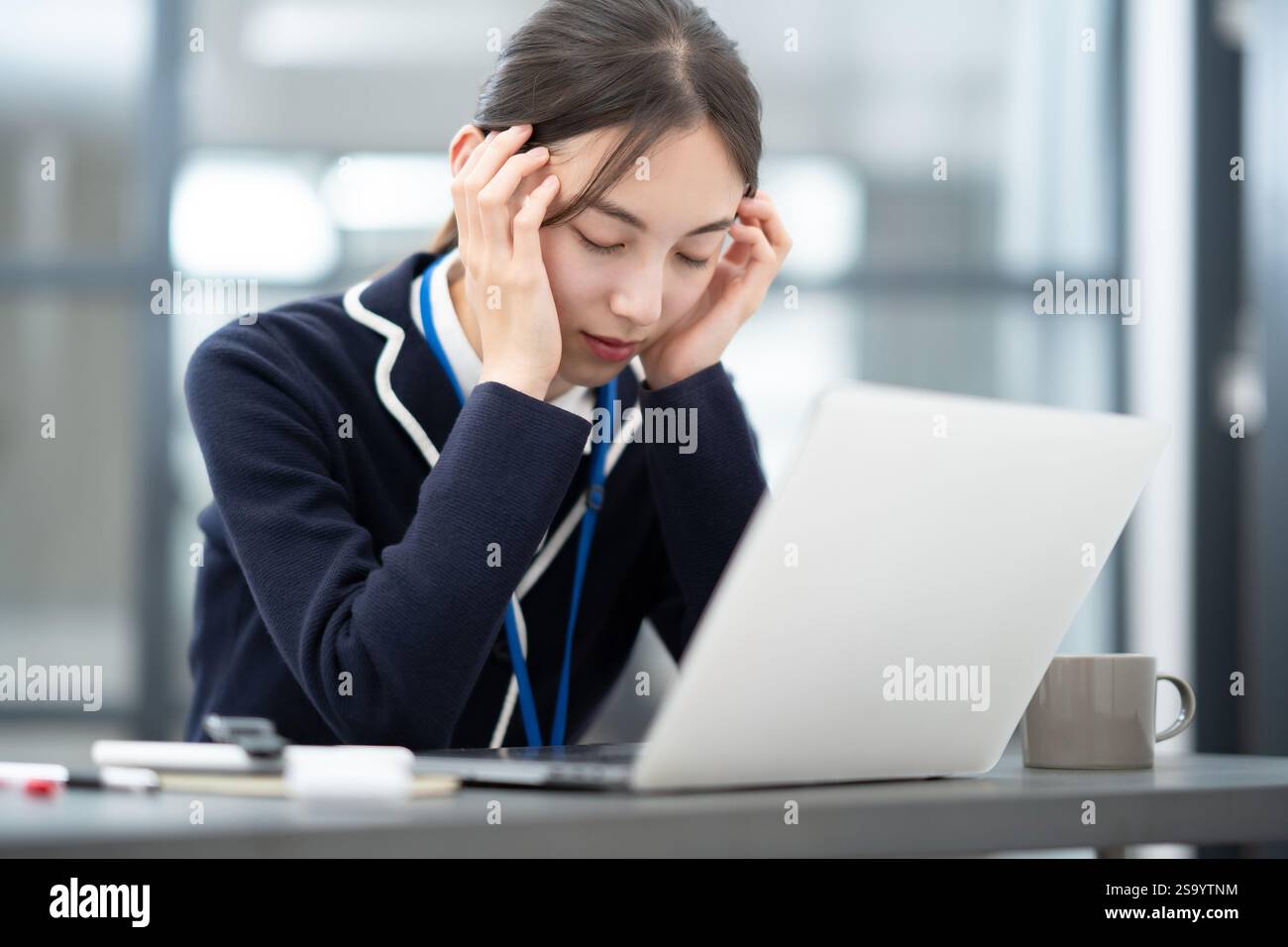 Woman suffering from headache at work Stock Photo - Alamy