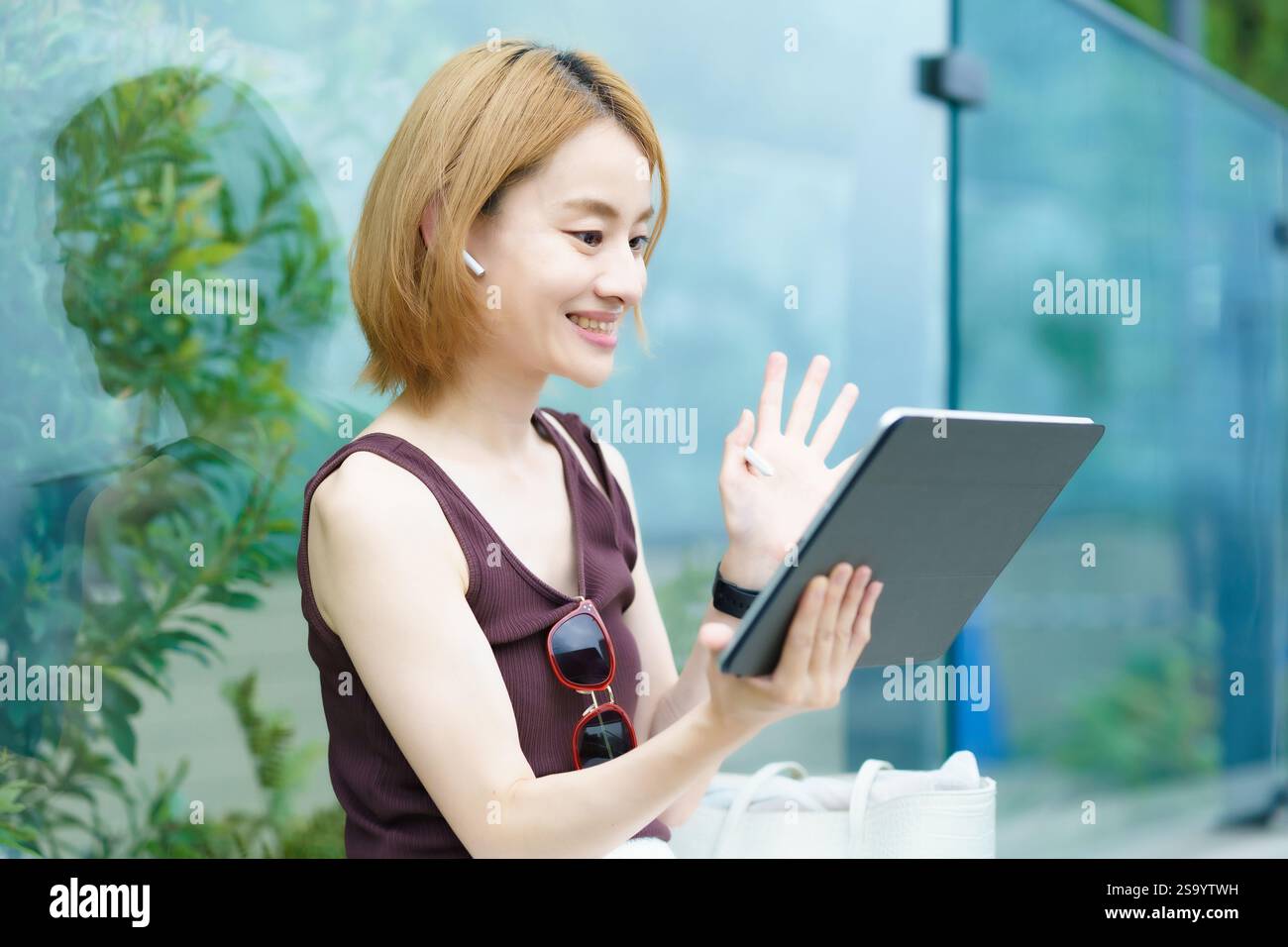 Woman communicating online using a tablet PC Stock Photo - Alamy