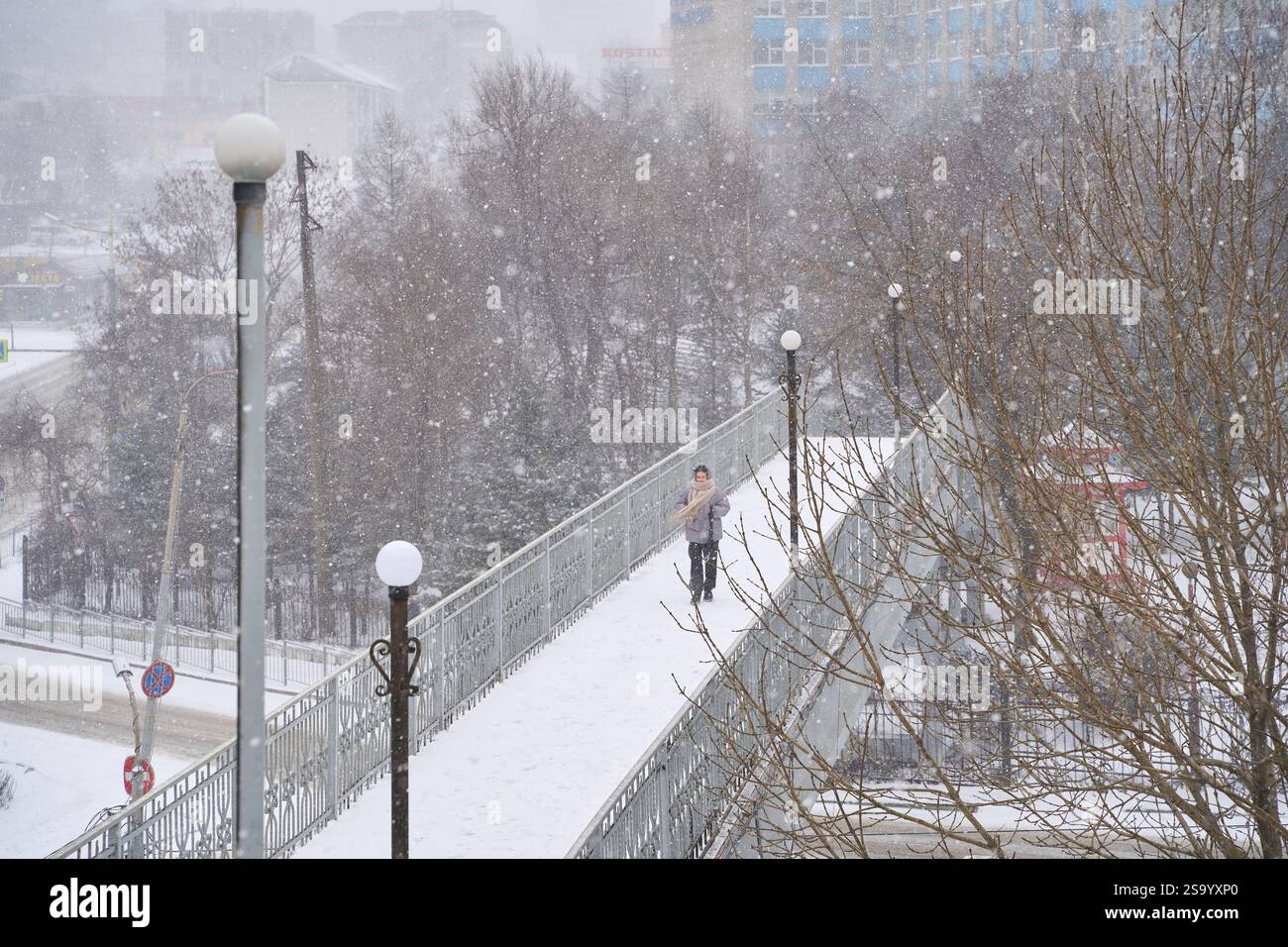 (250128) -- VLADIVOSTOK, Jan. 28, 2025 (Xinhua) -- A pedestrian crosses ...