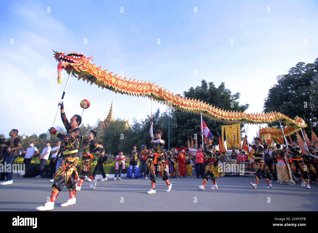 (250128) -- PHNOM PENH, Jan. 28, 2025 (Xinhua) -- Folk artists perform a dragon dance near the ...