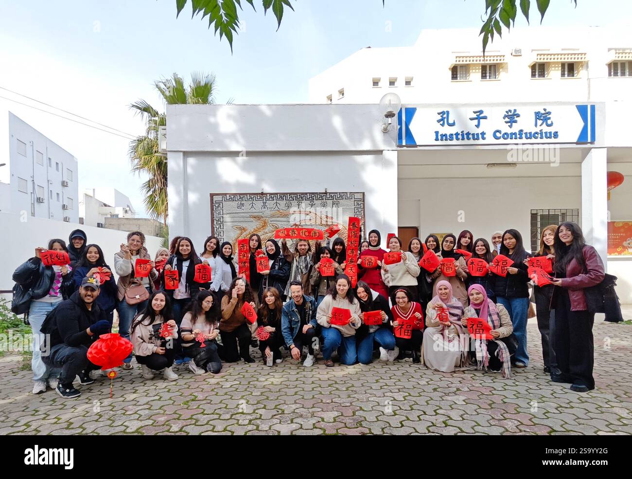 (250128) -- TUNIS, Jan. 28, 2025 (Xinhua) -- Students majoring in ...