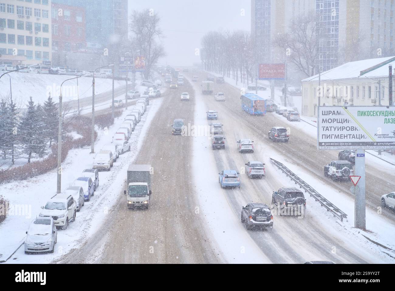 (250128) -- VLADIVOSTOK, Jan. 28, 2025 (Xinhua) -- Traffic moves amid ...