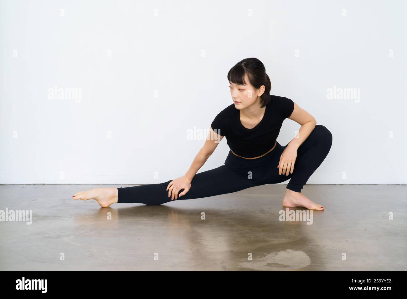 Woman doing flexibility exercises (bending one leg Stock Photo - Alamy