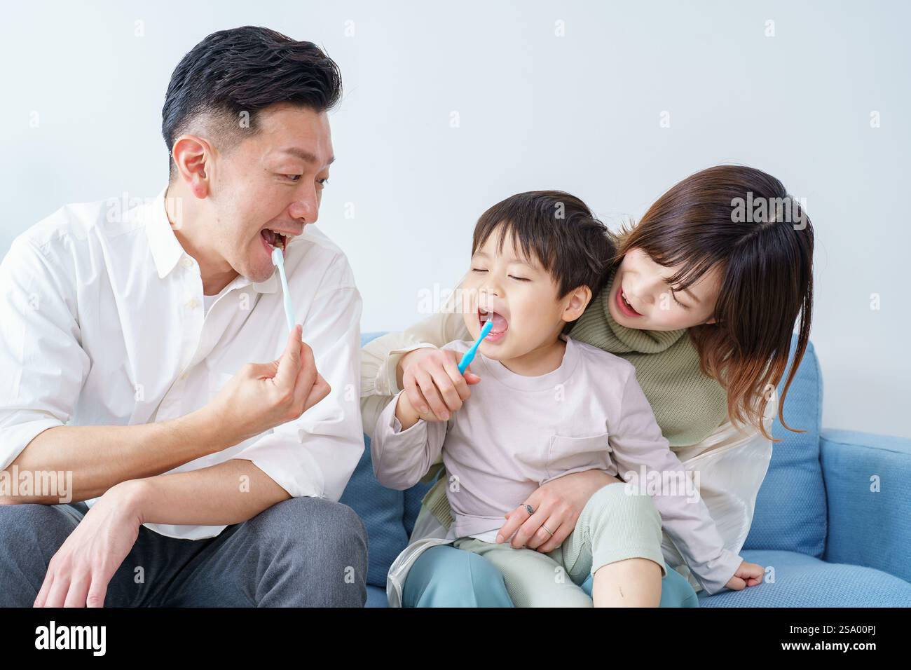Parent and child brushing teeth Stock Photo - Alamy