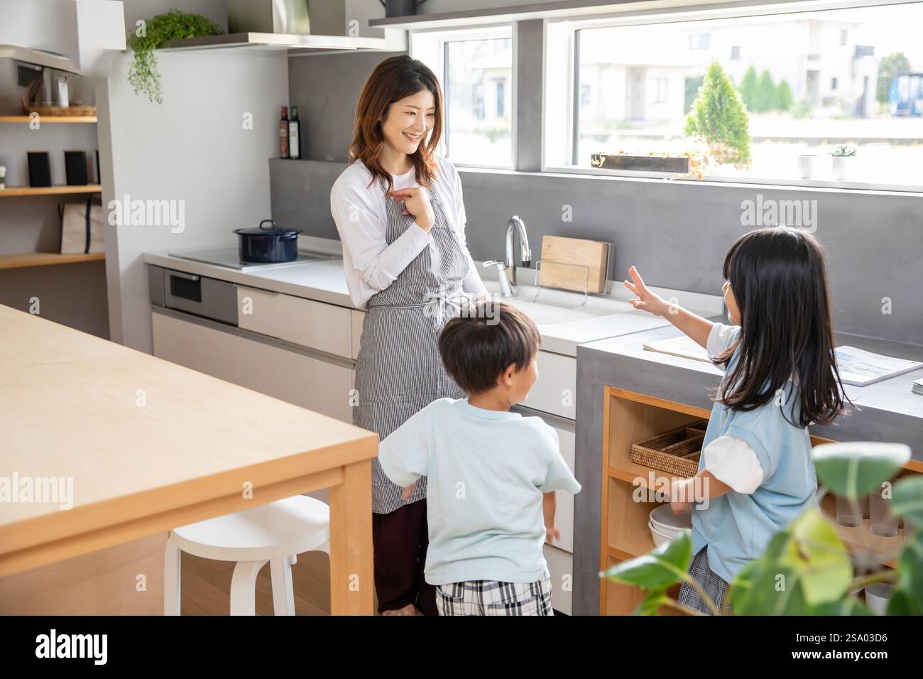 Parents and children having a conversation/conversation Stock Photo - Alamy