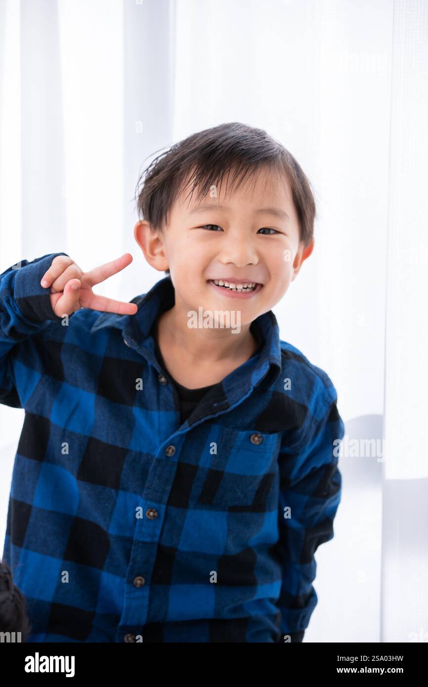 Child making a peace sign Stock Photo - Alamy