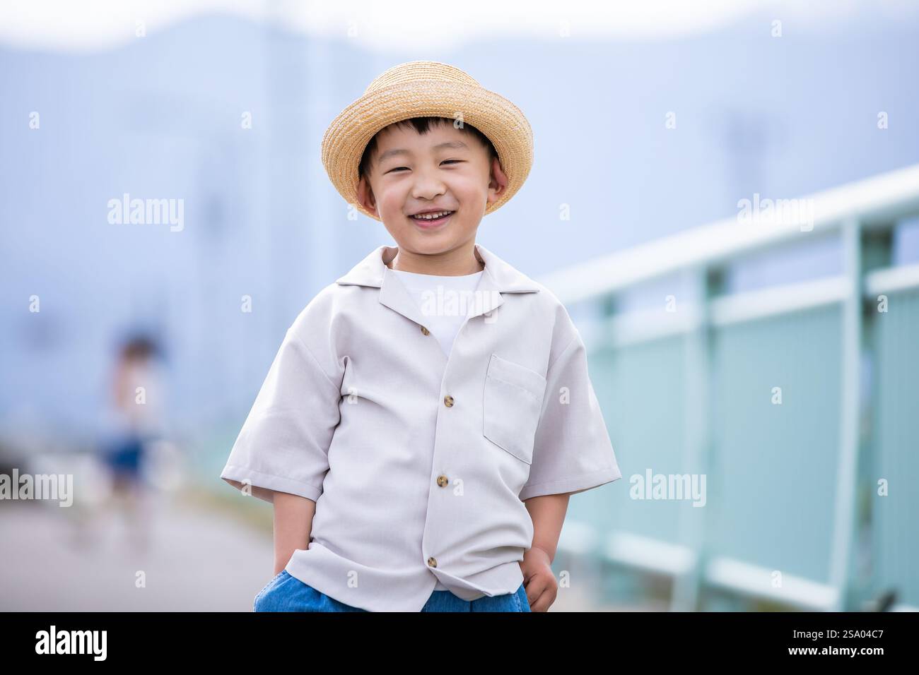 Smiling boy straw hat hi-res stock photography and images - Alamy