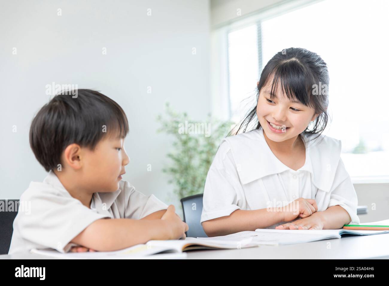 Primary school children learning Stock Photo - Alamy