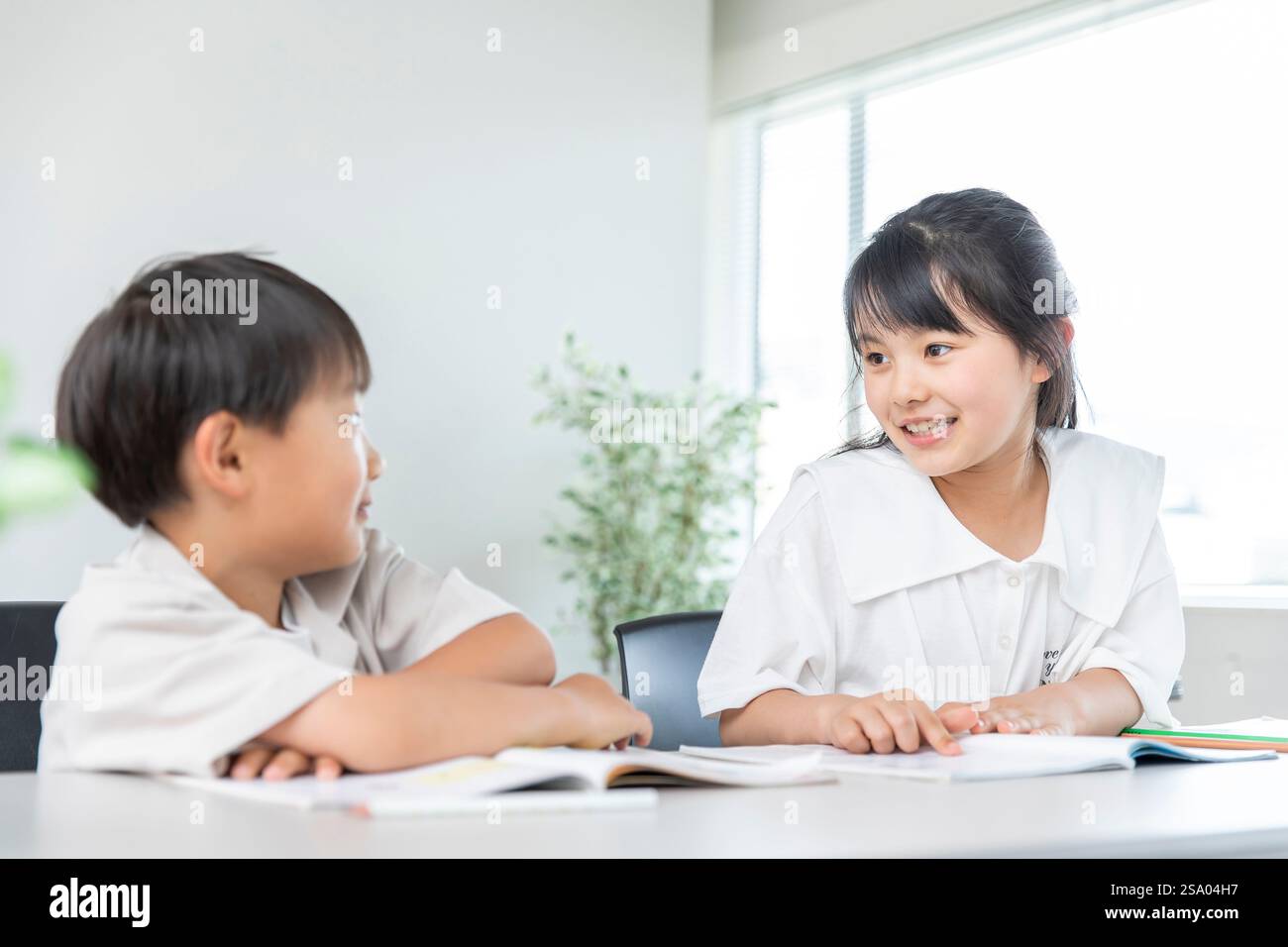 Primary school children learning Stock Photo - Alamy