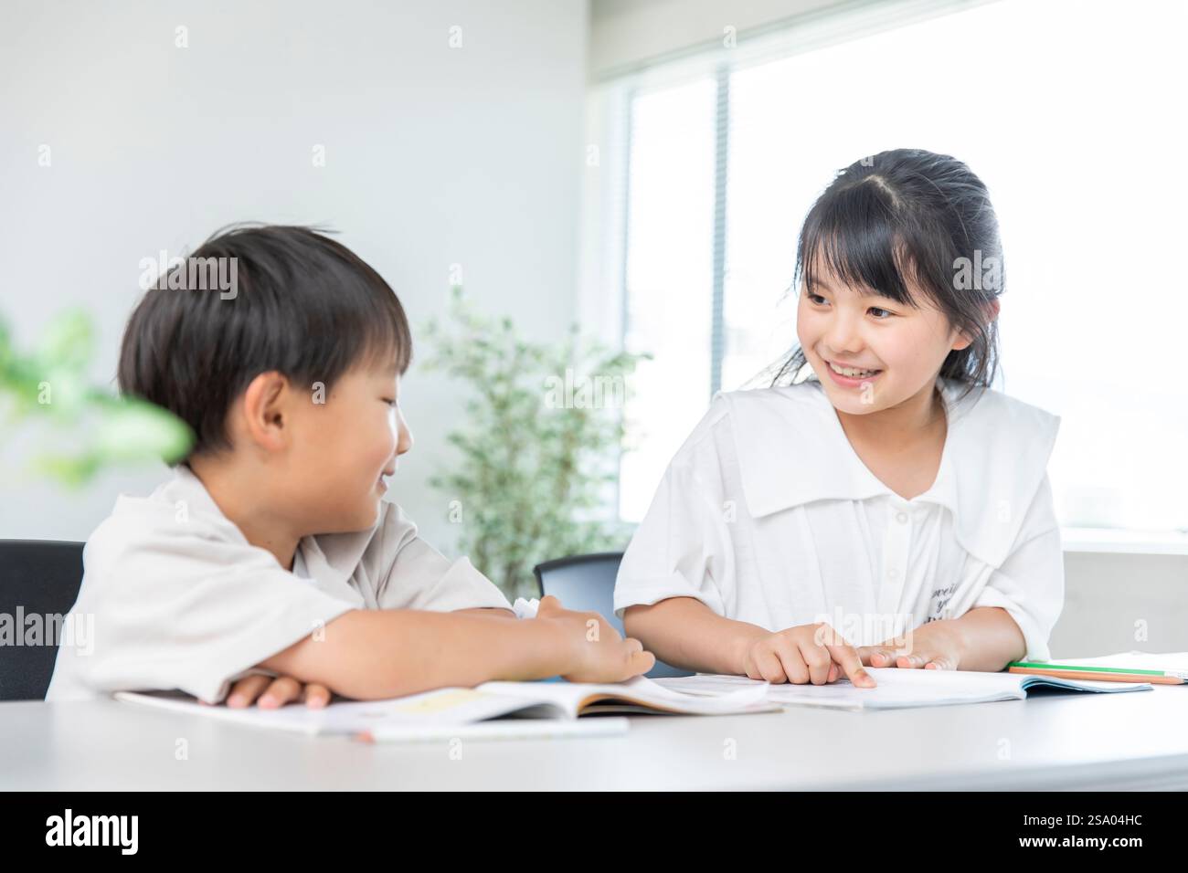 Primary school children learning Stock Photo - Alamy