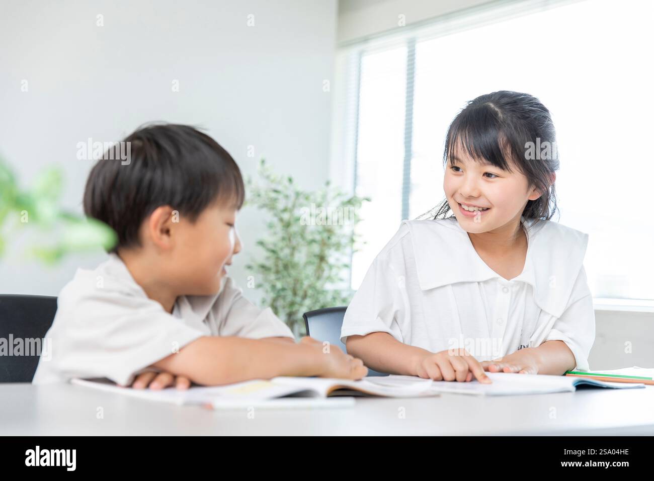 Primary school children learning Stock Photo - Alamy