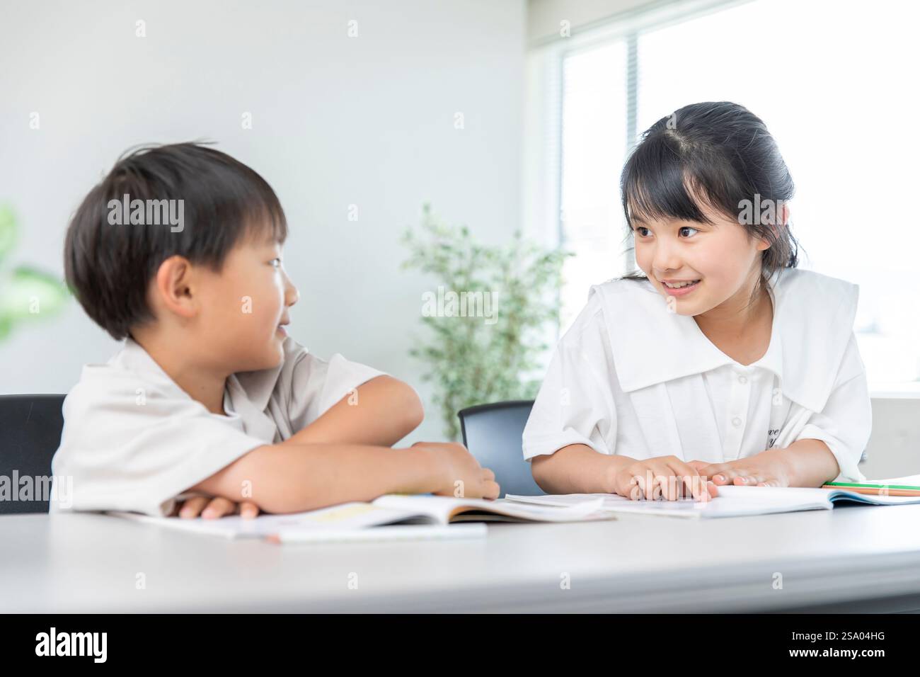 Primary school children learning Stock Photo - Alamy