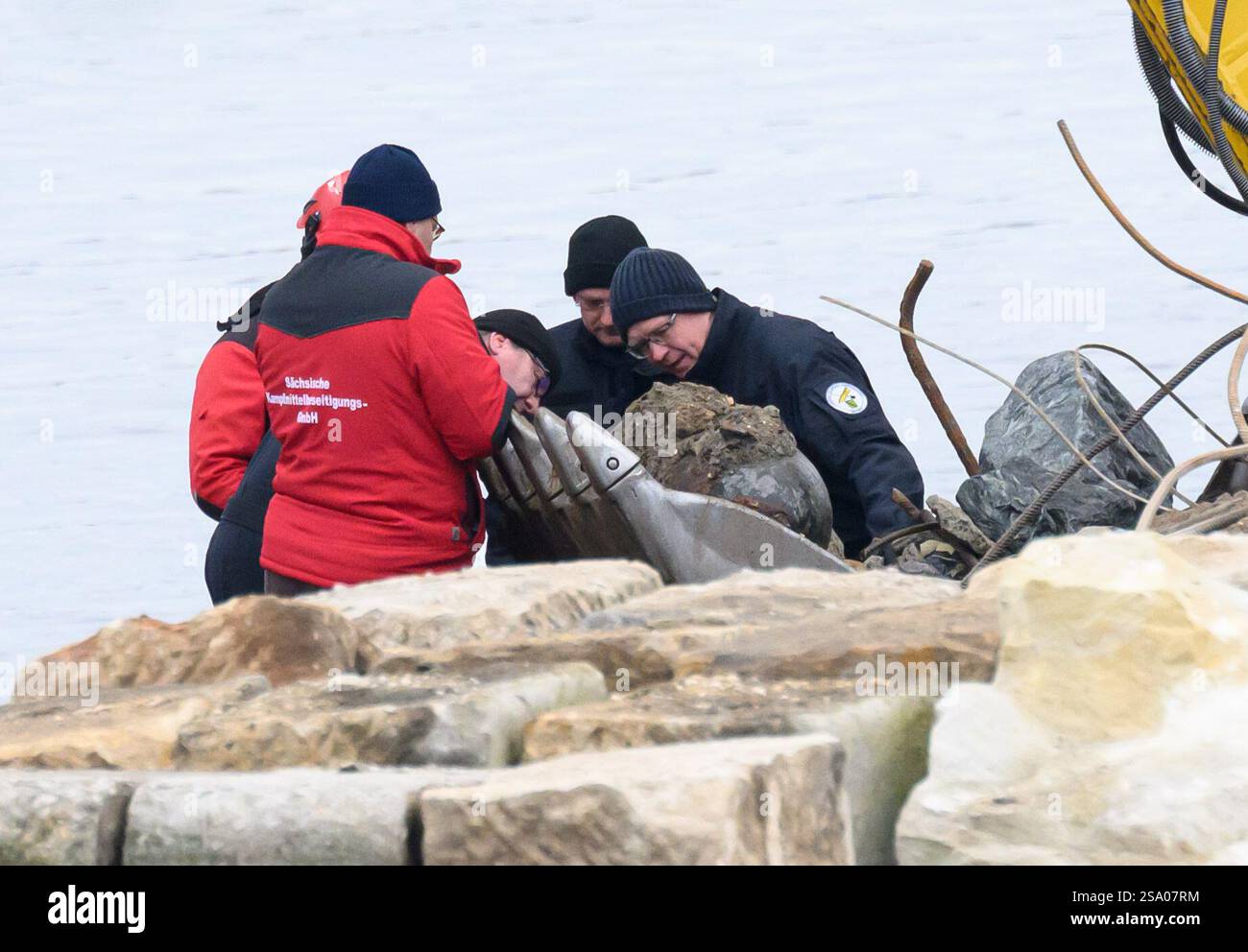 Dresden, Germany. 28th Jan, 2025. Employees of the Explosive Ordnance ...