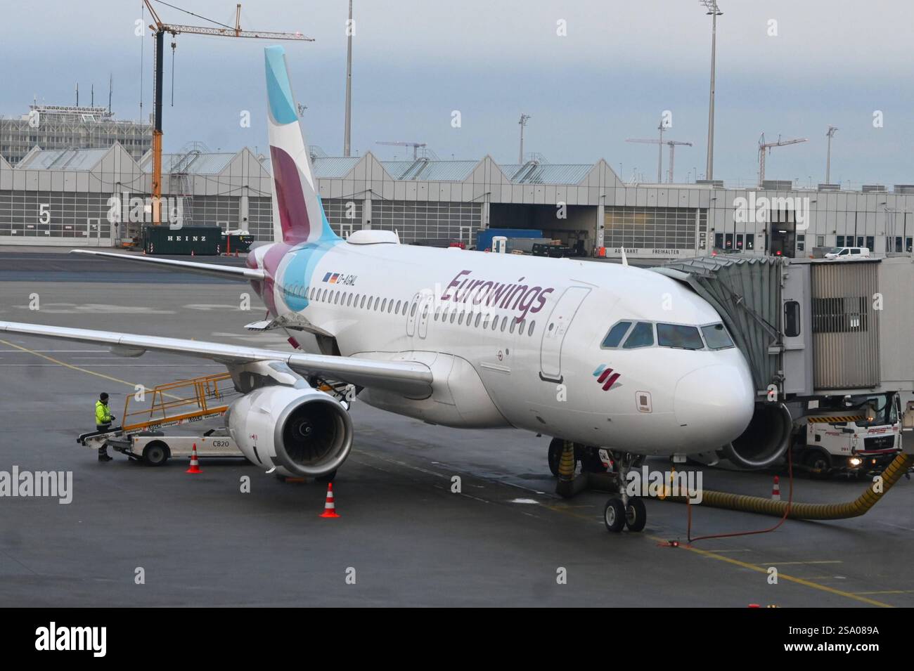 Flughafen München. Eurowings Airline, Airbus A319 Flugzeug am Vorfeld von Terminal 1. Die ...