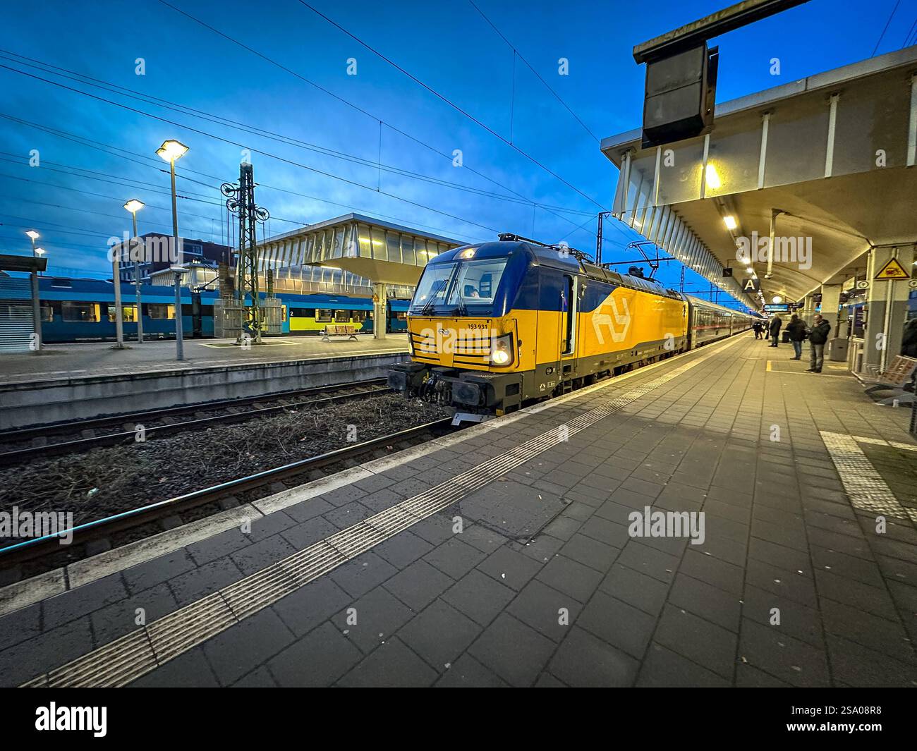 ÖBB Nightjet, Nachtreisezug von ÖBB-Personenverkehr. Auf der Fahrt von ...