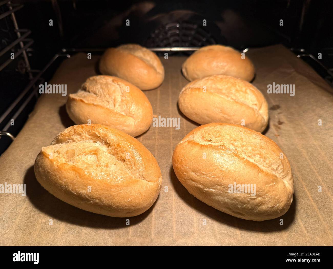 Aufbackbrötchen im Backofen Brötchen aufbacken *** Baking bread rolls ...