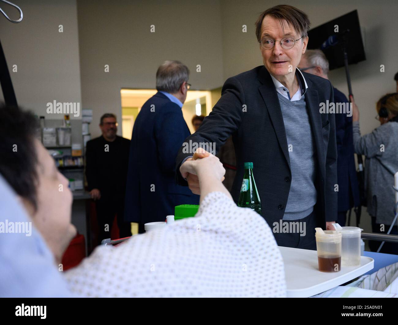 28 January 2025, Berlin: Karl Lauterbach (r, SPD), Federal Minister of Health, is given a tour ...