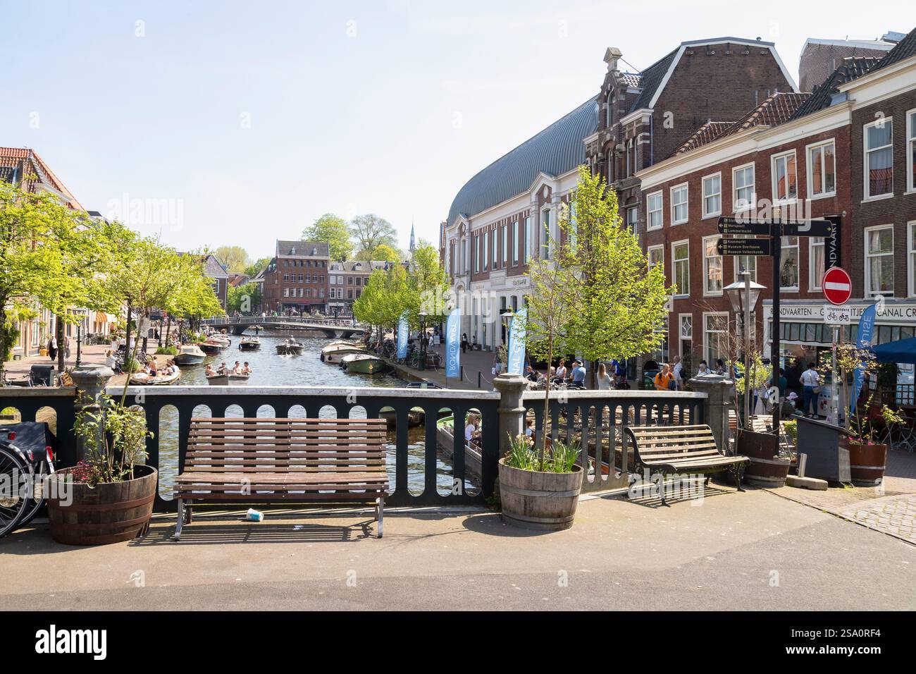 People enjoy the beautiful weather in the city center of Leiden Stock ...