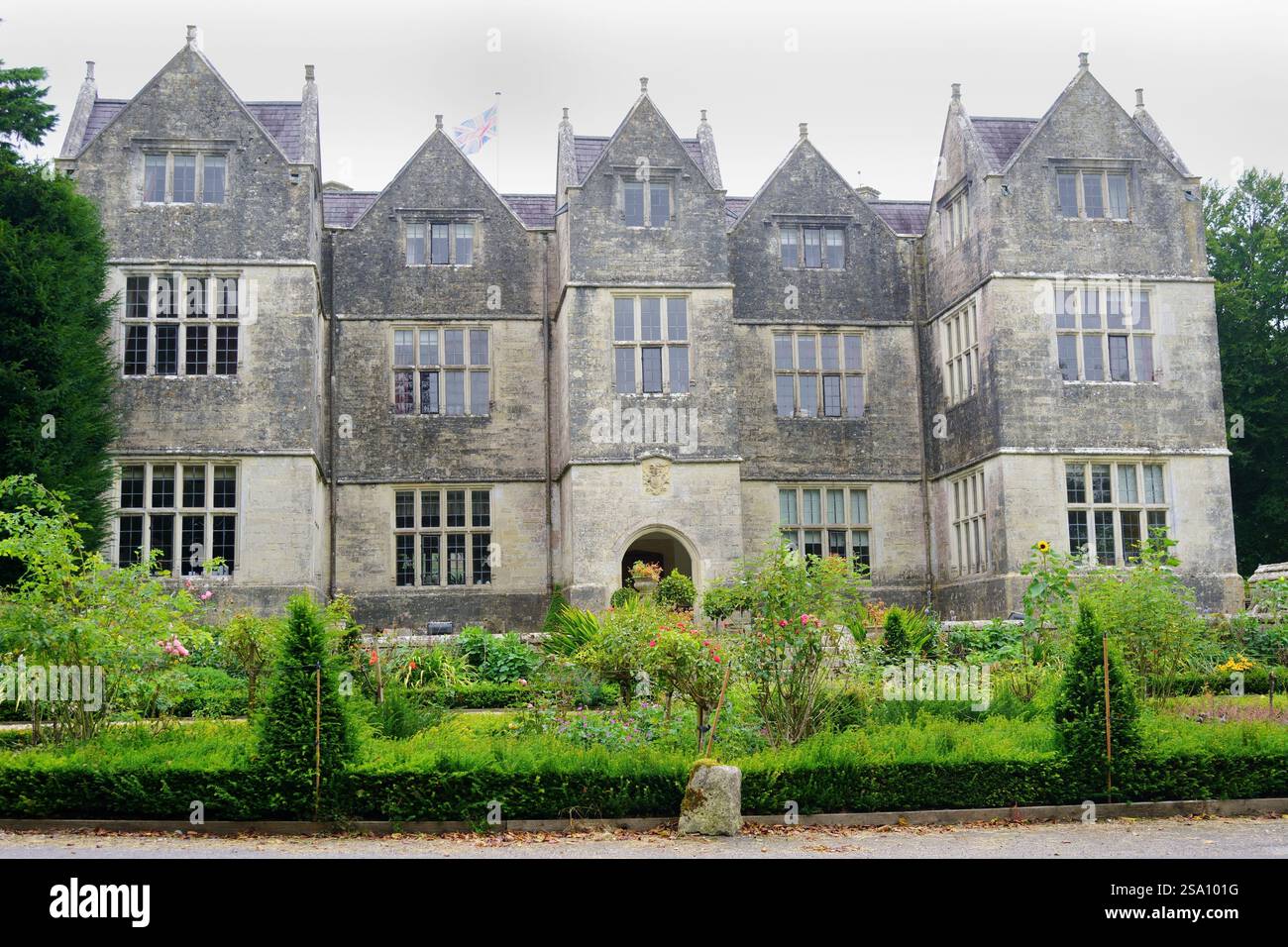 Formal topiary manor house hi-res stock photography and images - Alamy