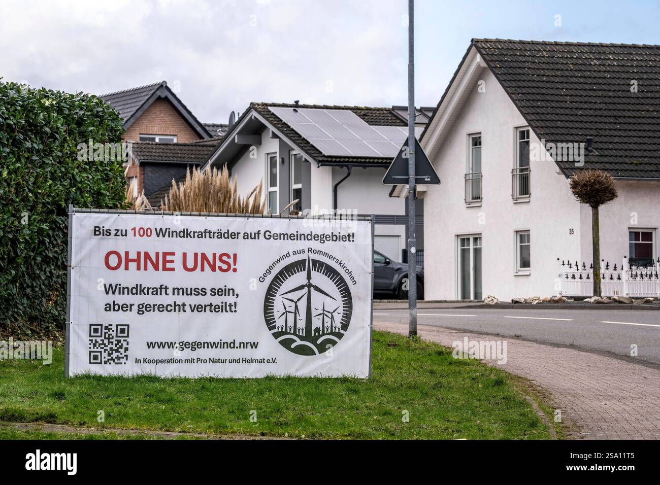 Protestplakat gegen den ungeplanten Ausbau von Windenergie im Dorf ...