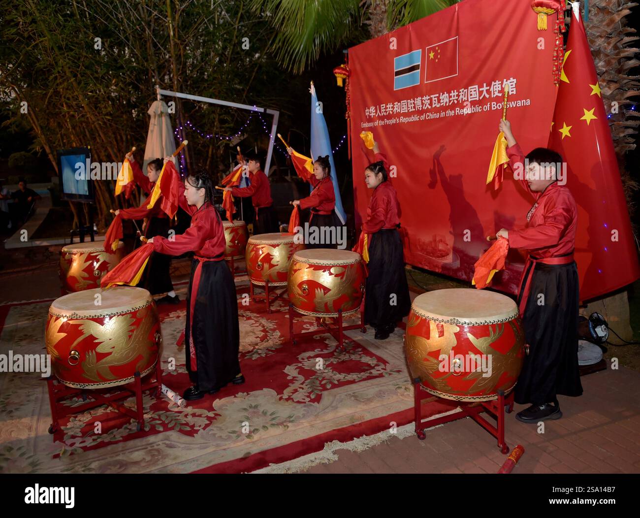 (250128) -- GABORONE, Jan. 28, 2025 (Xinhua) -- Performers play drums ...