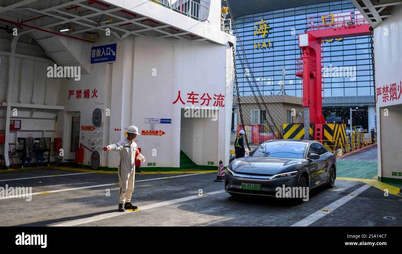 (250128) -- HAIKOU, Jan. 28, 2025 (Xinhua) -- A staff member guides a ...