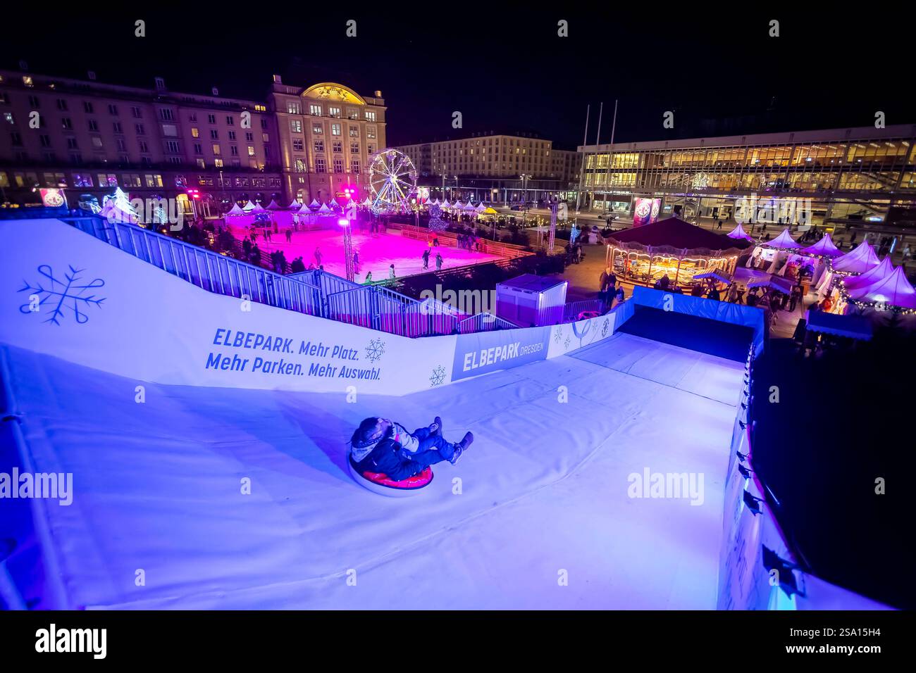Dresden Winterfest Rodelschanze auf dem Altmarkt. Dresden Sachsen ...