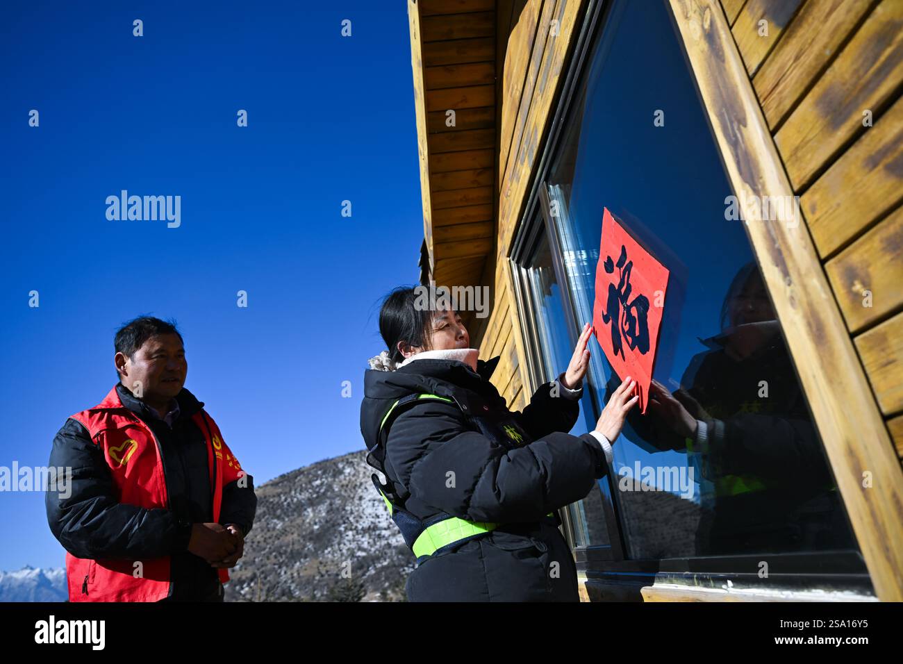 (250128) -- BEIJING, Jan. 28, 2025 (Xinhua) -- A ranger pastes the ...