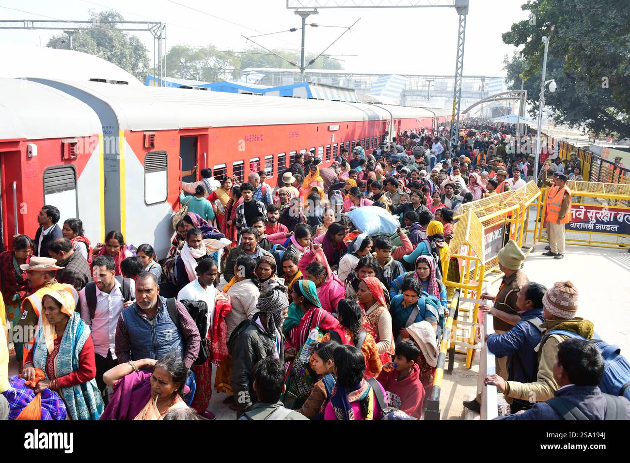 Prayagraj, Uttar Pradesh, India. 28th Jan, 2025. Prayagraj: Devotees ...